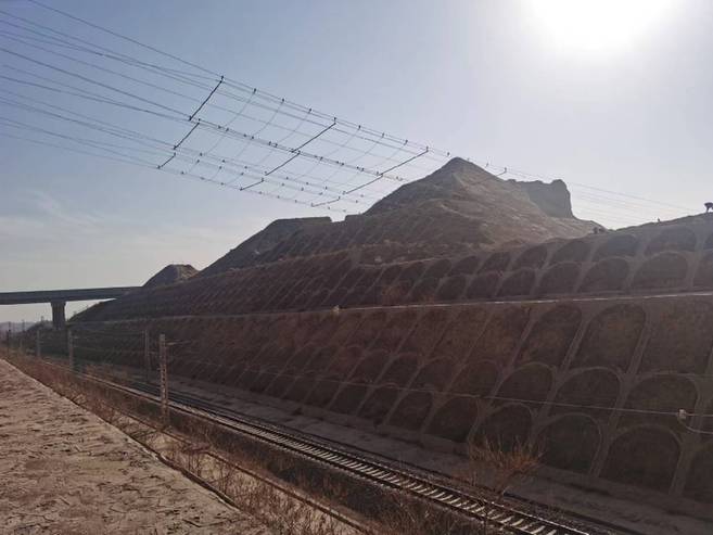 兰州倚能电力集团公司：兰张三四线工程成功跨越中马铁路